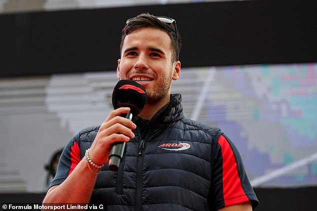 Los padres de la estrella australiana del automovilismo acusada de ...